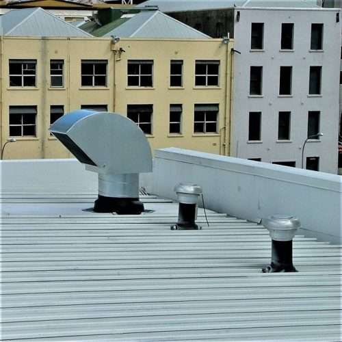 La réglementation des sorties de VMC en toiture