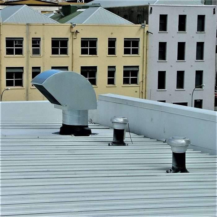 La réglementation des sorties de VMC en toiture